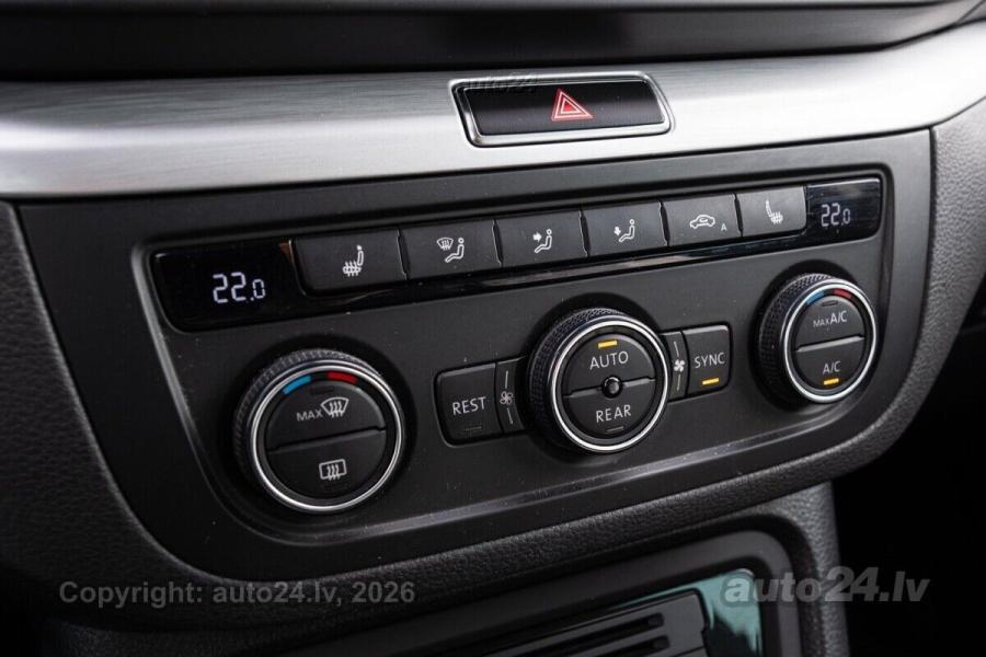 Blue Volkswagen Sharan 2017 in Jelgava, with an engine capacity of 1.40 L and mileage of 237 thousand km for 13000 €, photo 11 on AUTOMOTO.COM.LV