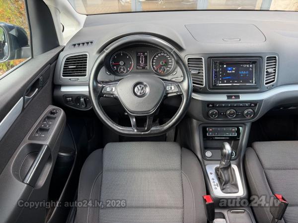 Blue Volkswagen Sharan 2017 in Tallinn, with an engine capacity of 2.00 L and mileage of 174 thousand km for 17990 €, photo 5 on AUTOMOTO.COM.LV