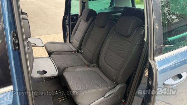 Blue Volkswagen Sharan 2017 in Tallinn, with an engine capacity of 2.00 L and mileage of 174 thousand km for 17990 €, photo 9 on AUTOMOTO.COM.LV