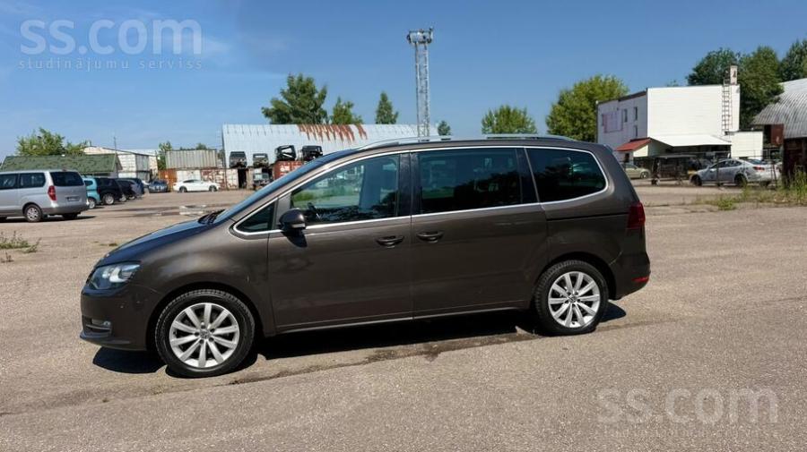 Brown Volkswagen Sharan 2015 in Riga, with an engine capacity of 2.00 L and mileage of 262 thousand km for 8490 €, photo 4 on AUTOMOTO.COM.LV