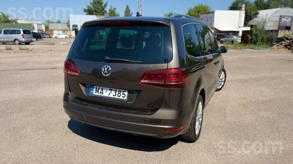 Brown Volkswagen Sharan 2015 in Riga, with an engine capacity of 2.00 L and mileage of 262 thousand km for 8490 €, photo 6 on AUTOMOTO.COM.LV