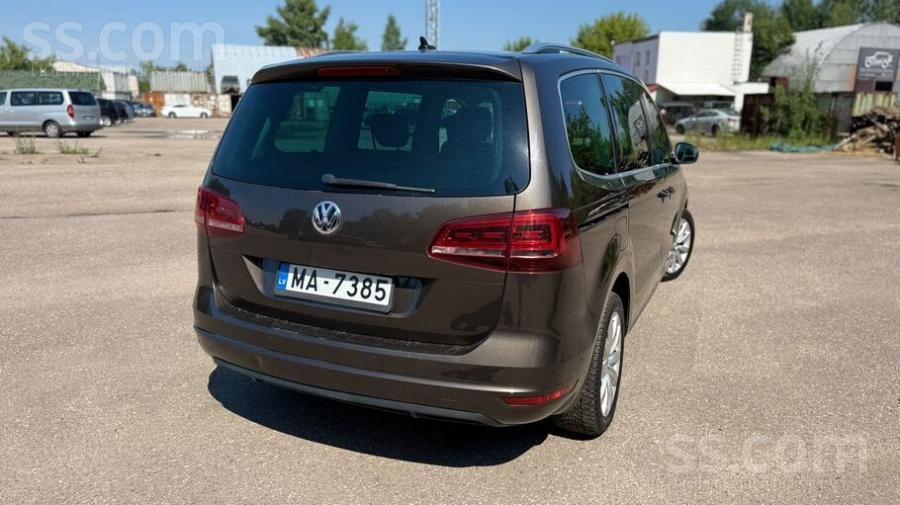 Brown Volkswagen Sharan 2015 in Riga, with an engine capacity of 2.00 L and mileage of 262 thousand km for 8490 €, photo 7 on AUTOMOTO.COM.LV