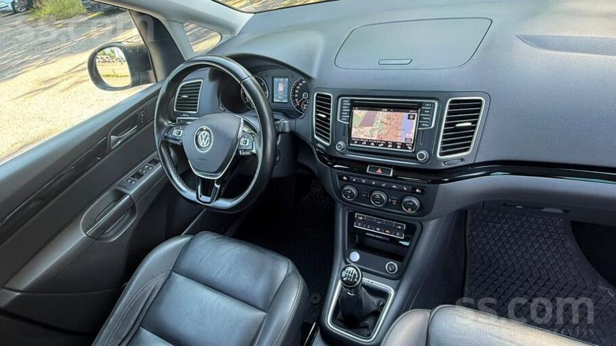 Brown Volkswagen Sharan 2015 in Riga, with an engine capacity of 2.00 L and mileage of 262 thousand km for 8490 €, photo 14 on AUTOMOTO.COM.LV