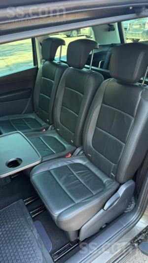 Brown Volkswagen Sharan 2015 in Riga, with an engine capacity of 2.00 L and mileage of 262 thousand km for 8490 €, photo 17 on AUTOMOTO.COM.LV