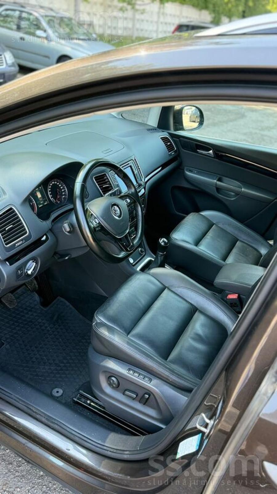 Brown Volkswagen Sharan 2015 in Riga, with an engine capacity of 2.00 L and mileage of 262 thousand km for 8490 €, photo 19 on AUTOMOTO.COM.LV