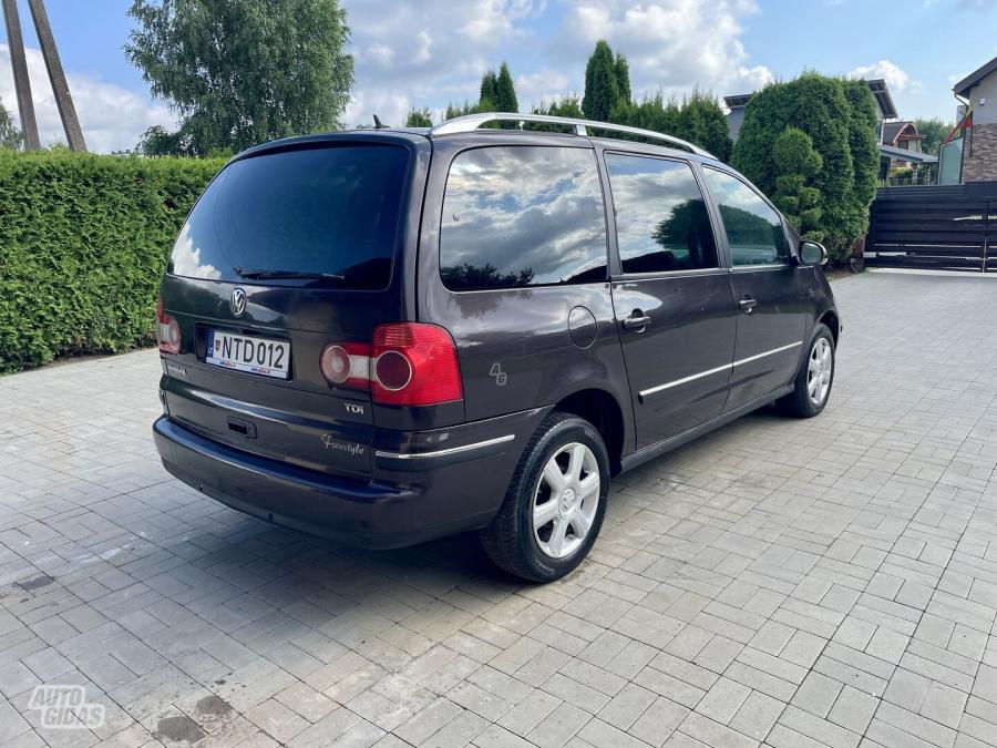 Brown Volkswagen Sharan 2006 in Vilnius, with an engine capacity of 1.90 L and mileage of 421 thousand km for 1650 €, photo 3 on AUTOMOTO.COM.LV