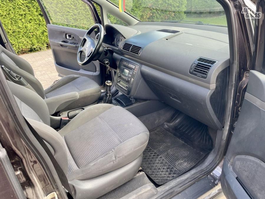 Brown Volkswagen Sharan 2006 in Vilnius, with an engine capacity of 1.90 L and mileage of 421 thousand km for 1650 €, photo 14 on AUTOMOTO.COM.LV