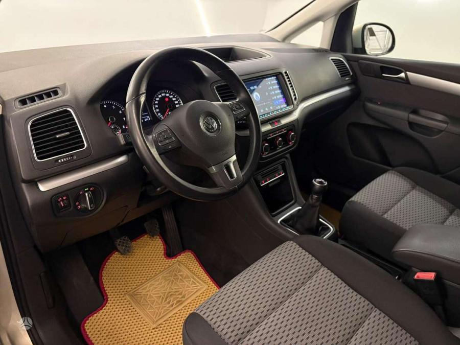 Brūns Volkswagen Sharan 2010 Marijampole, ar dzinēja tilpumu 1.39 L un nobraukumu 261 tūkst. km par 5750 €, foto 3 vietnē AUTOMOTO.COM.LV