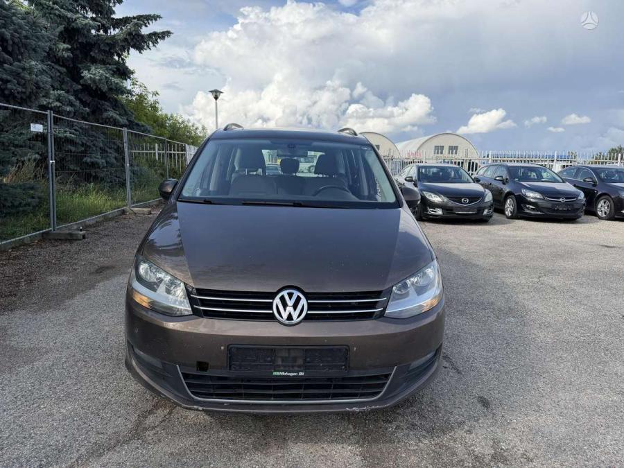 Brown Volkswagen Sharan 2010 in Marijampole, with an engine capacity of 1.97 L and mileage of 325 thousand km for 2850 €, photo 3 on AUTOMOTO.COM.LV