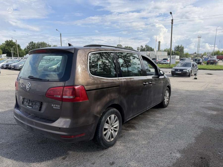 Brown Volkswagen Sharan 2010 in Marijampole, with an engine capacity of 1.97 L and mileage of 325 thousand km for 2850 €, photo 4 on AUTOMOTO.COM.LV