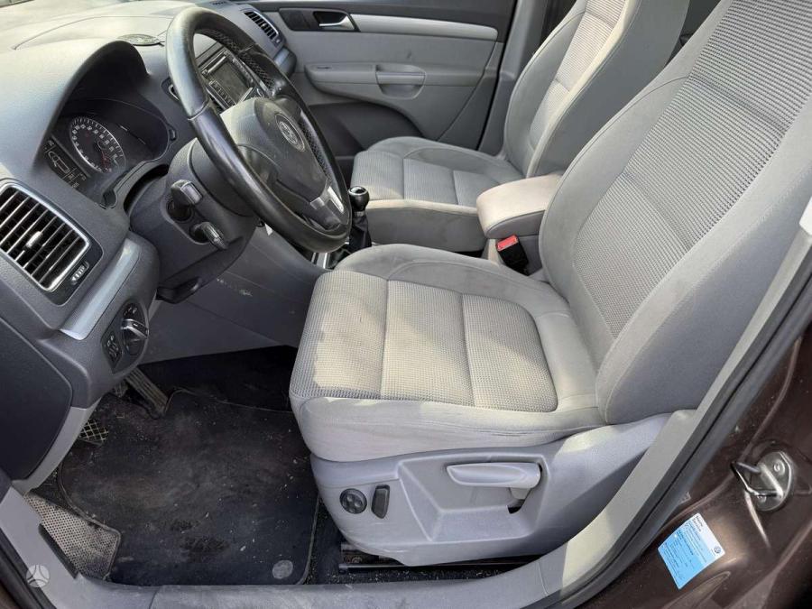 Brown Volkswagen Sharan 2010 in Marijampole, with an engine capacity of 1.97 L and mileage of 325 thousand km for 2850 €, photo 9 on AUTOMOTO.COM.LV