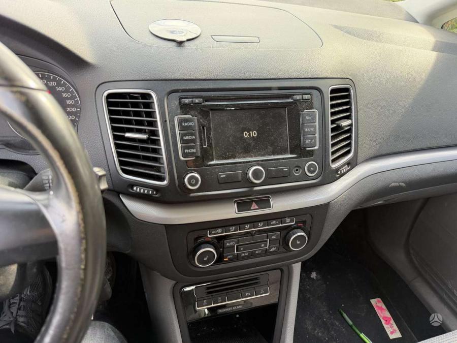 Brown Volkswagen Sharan 2010 in Marijampole, with an engine capacity of 1.97 L and mileage of 325 thousand km for 2850 €, photo 10 on AUTOMOTO.COM.LV