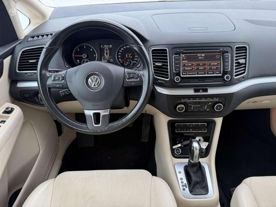 Brown Volkswagen Sharan 2011 in Telschi, with an engine capacity of 1.97 L and mileage of 236 thousand km for 8700 €, photo 18 on AUTOMOTO.COM.LV