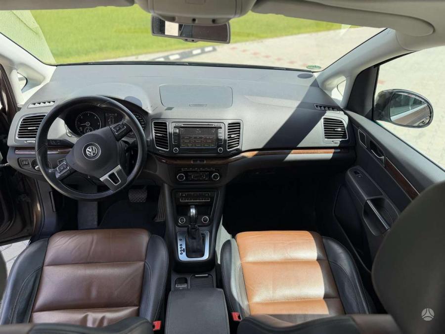 Brown Volkswagen Sharan 2011 in Siauliai, with an engine capacity of 1.97 L and mileage of 290 thousand km for 8200 €, photo 21 on AUTOMOTO.COM.LV