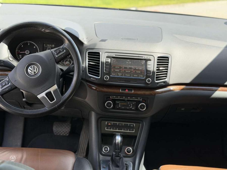 Brown Volkswagen Sharan 2011 in Siauliai, with an engine capacity of 1.97 L and mileage of 290 thousand km for 8200 €, photo 22 on AUTOMOTO.COM.LV