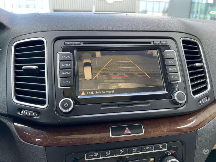 Brown Volkswagen Sharan 2011 in Siauliai, with an engine capacity of 1.97 L and mileage of 282 thousand km for 8900 €, photo 17 on AUTOMOTO.COM.LV