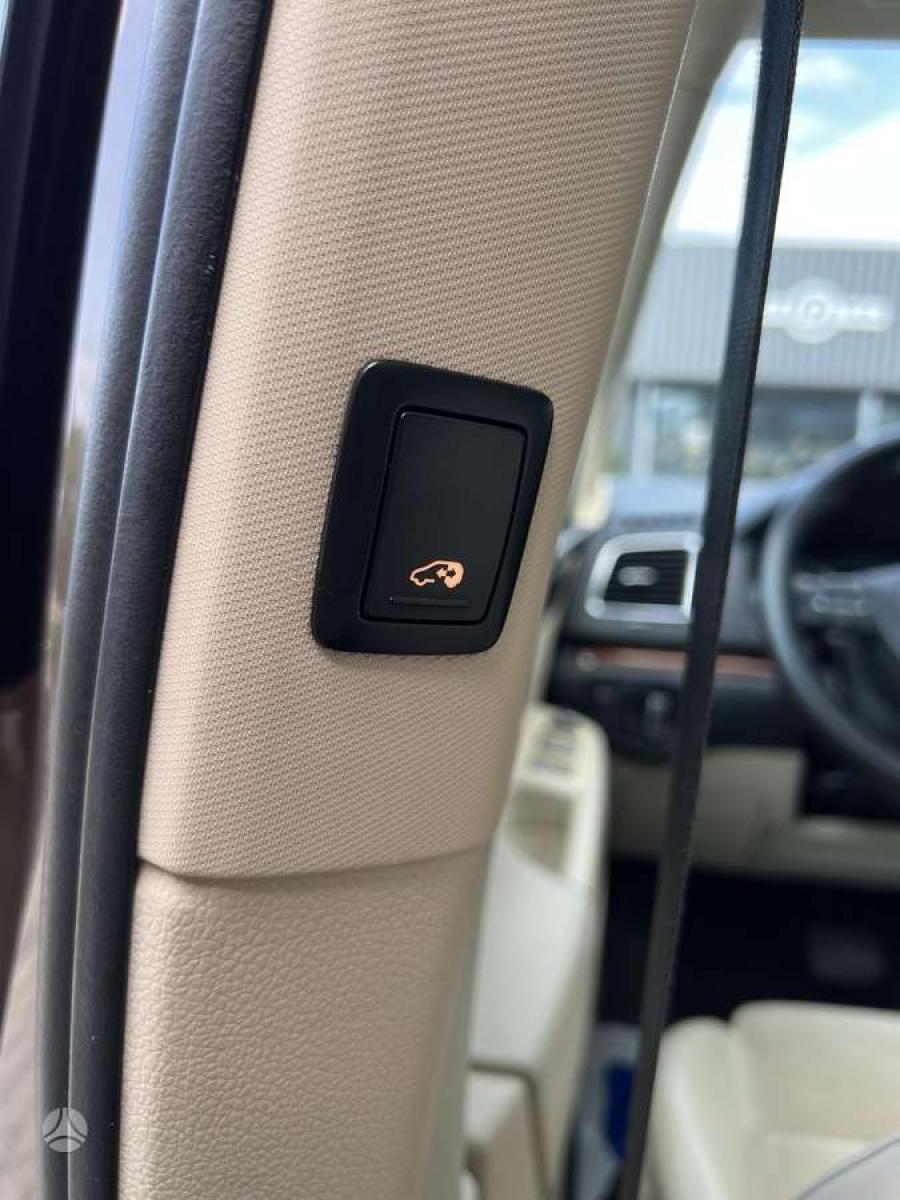 Brown Volkswagen Sharan 2011 in Siauliai, with an engine capacity of 1.97 L and mileage of 282 thousand km for 8900 €, photo 20 on AUTOMOTO.COM.LV