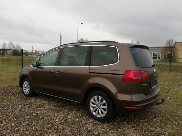 Brown Volkswagen Sharan 2012 in Saldus, with an engine capacity of 2.00 L and mileage of 273 thousand km for 8900 €, photo 4 on AUTOMOTO.COM.LV