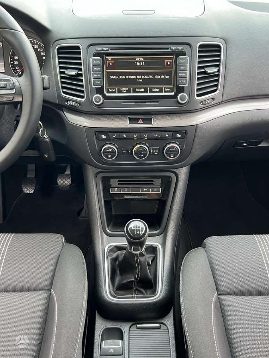 Brown Volkswagen Sharan 2012 in Kedainiai, with an engine capacity of 1.97 L and mileage of 256 thousand km for 8450 €, photo 36 on AUTOMOTO.COM.LV