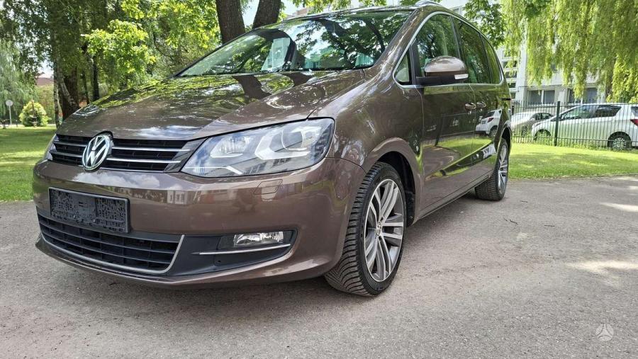 Brown Volkswagen Sharan 2013 in Kaunas, with an engine capacity of 1.97 L and mileage of 248 thousand km for 8700 €, photo 1 on AUTOMOTO.COM.LV