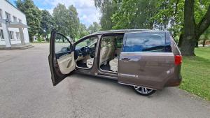 Brown Volkswagen Sharan 2013 in Kaunas, with an engine capacity of 1.97 L and mileage of 248 thousand km for 8700 €, photo 14 on AUTOMOTO.COM.LV