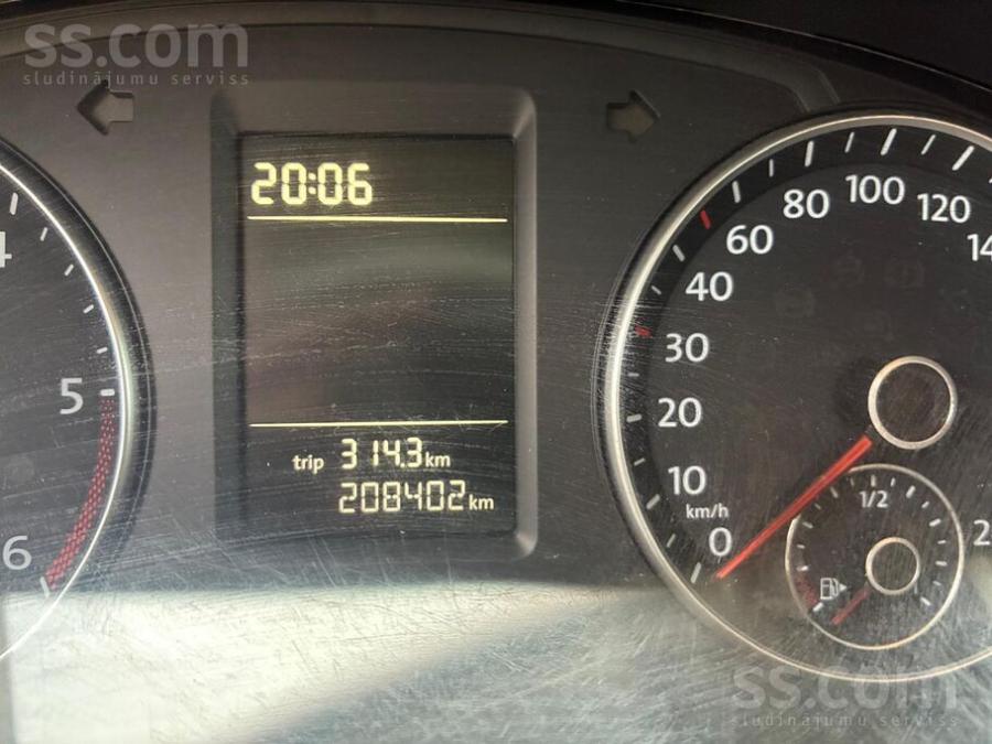 Brown Volkswagen Sharan 2014 in Ogre, with an engine capacity of 2.00 L and mileage of 208 thousand km for 7500 €, photo 9 on AUTOMOTO.COM.LV