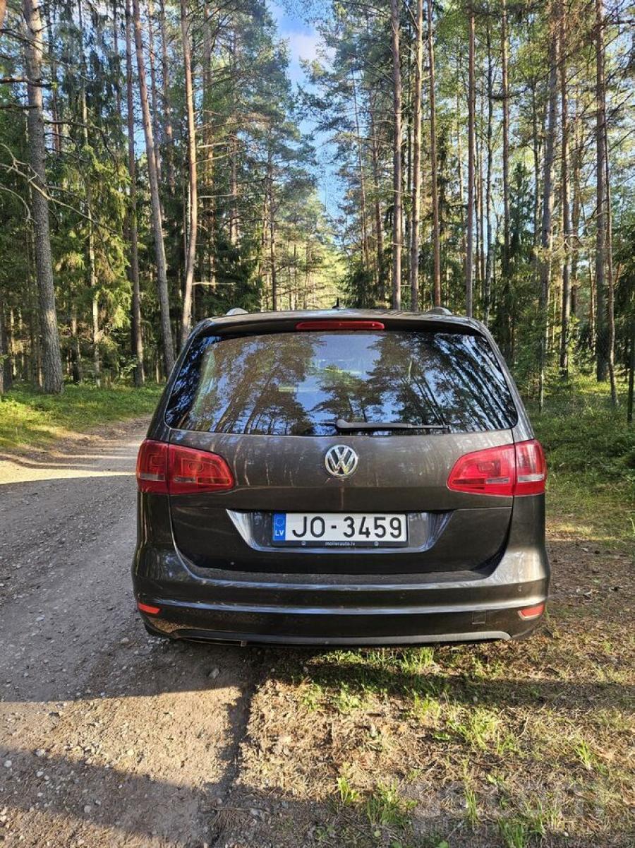 Brown Volkswagen Sharan 2014 in Riga, with an engine capacity of 2.00 L and mileage of 253 thousand km for 6900 €, photo 5 on AUTOMOTO.COM.LV