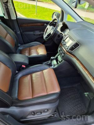 Brown Volkswagen Sharan 2014 in Riga, with an engine capacity of 2.00 L and mileage of 241 thousand km for 7200 €, photo 4 on AUTOMOTO.COM.LV