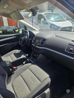 Brown Volkswagen Sharan 2016 in Anyksciai, with an engine capacity of 2.00 L and mileage of 202 thousand km for 9900 €, photo 7 on AUTOMOTO.COM.LV