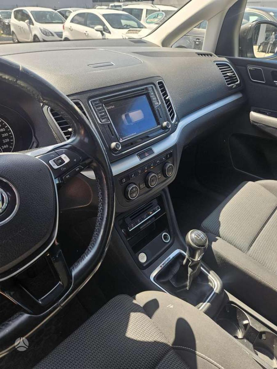 Brown Volkswagen Sharan 2016 in Anyksciai, with an engine capacity of 2.00 L and mileage of 202 thousand km for 9900 €, photo 8 on AUTOMOTO.COM.LV