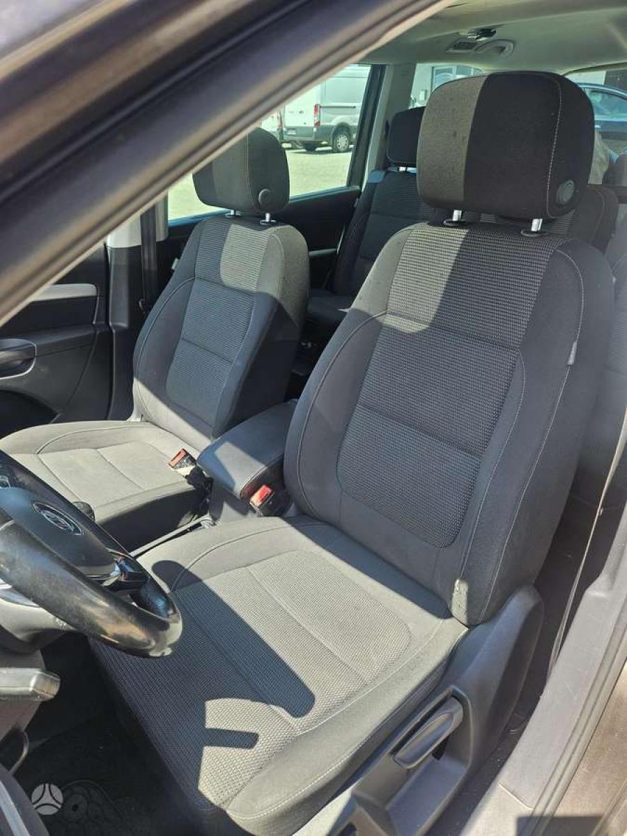 Brown Volkswagen Sharan 2016 in Anyksciai, with an engine capacity of 2.00 L and mileage of 202 thousand km for 9900 €, photo 9 on AUTOMOTO.COM.LV