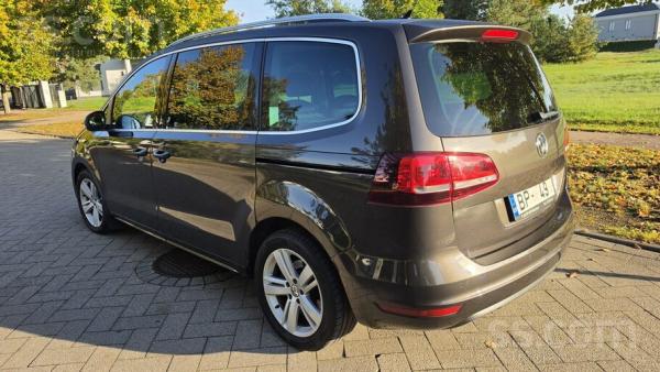 Brown Volkswagen Sharan 2016 in Riga, with an engine capacity of 2.00 L and mileage of 221 thousand km for 15500 €, photo 4 on AUTOMOTO.COM.LV