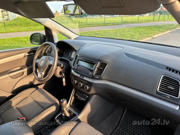 Brown Volkswagen Sharan 2013 in Tartu, with an engine capacity of 2.00 L and mileage of 270 thousand km for 6500 €, photo 8 on AUTOMOTO.COM.LV