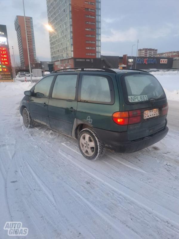 Green Volkswagen Sharan 1996 in Klaipeda, with an engine capacity of 2.00 L and mileage of 300 thousand km for 1000 €, photo 3 on AUTOMOTO.COM.LV