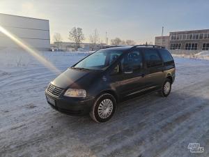 Green Volkswagen Sharan 2005 in Jonava, with an engine capacity of 1.90 L and mileage of 384 thousand km for 2900 €, photo 3 on AUTOMOTO.COM.LV