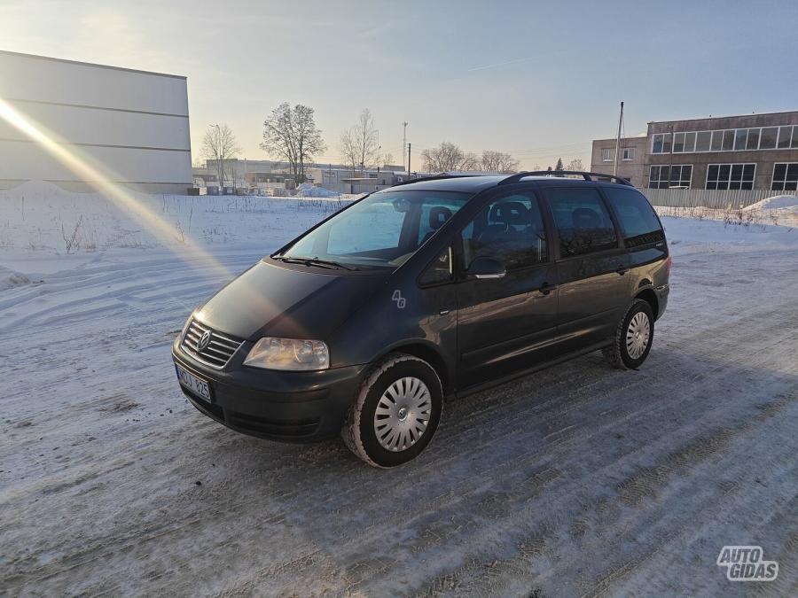 Green Volkswagen Sharan 2005 in Jonava, with an engine capacity of 1.90 L and mileage of 384 thousand km for 2900 €, photo 3 on AUTOMOTO.COM.LV