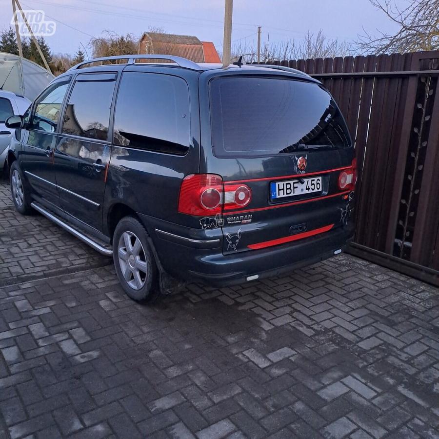 Green Volkswagen Sharan 2005 in Radviliskis, with an engine capacity of 1.90 L and mileage of 269 thousand km for 3299 €, photo 3 on AUTOMOTO.COM.LV