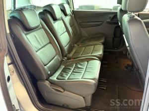 Grey Volkswagen Sharan 2018 in Tukums, with an engine capacity of 2.00 L and mileage of 268 thousand km for 9900 €, photo 10 on AUTOMOTO.COM.LV
