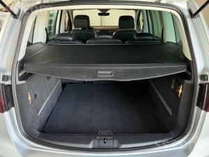 Grey Volkswagen Sharan 2018 in Tukums, with an engine capacity of 2.00 L and mileage of 268 thousand km for 9900 €, photo 12 on AUTOMOTO.COM.LV