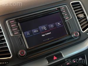 Grey Volkswagen Sharan 2018 in Tukums, with an engine capacity of 2.00 L and mileage of 268 thousand km for 9900 €, photo 22 on AUTOMOTO.COM.LV