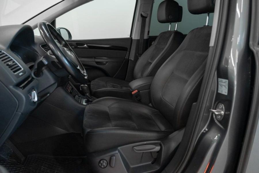 Grey Volkswagen Sharan 2017 in Vilnius, with an engine capacity of 2.00 L and mileage of 260 thousand km for 13900 €, photo 8 on AUTOMOTO.COM.LV