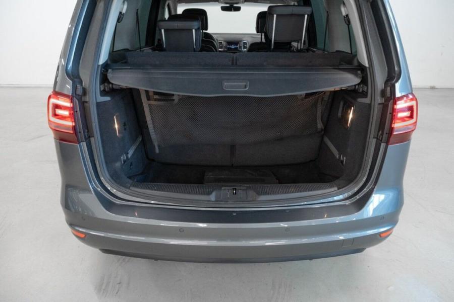 Grey Volkswagen Sharan 2017 in Vilnius, with an engine capacity of 2.00 L and mileage of 260 thousand km for 13900 €, photo 20 on AUTOMOTO.COM.LV