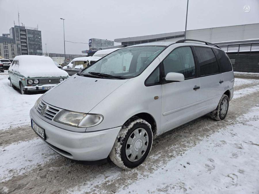 Grey Volkswagen Sharan 1998 in Vilnius, with an engine capacity of 1.90 L and mileage of 327 thousand km for 1200 €, photo 2 on AUTOMOTO.COM.LV