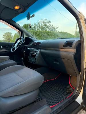 Grey Volkswagen Sharan 2000 in Riga, with an engine capacity of 1.90 L and mileage of 415 thousand km for 1500 €, photo 9 on AUTOMOTO.COM.LV