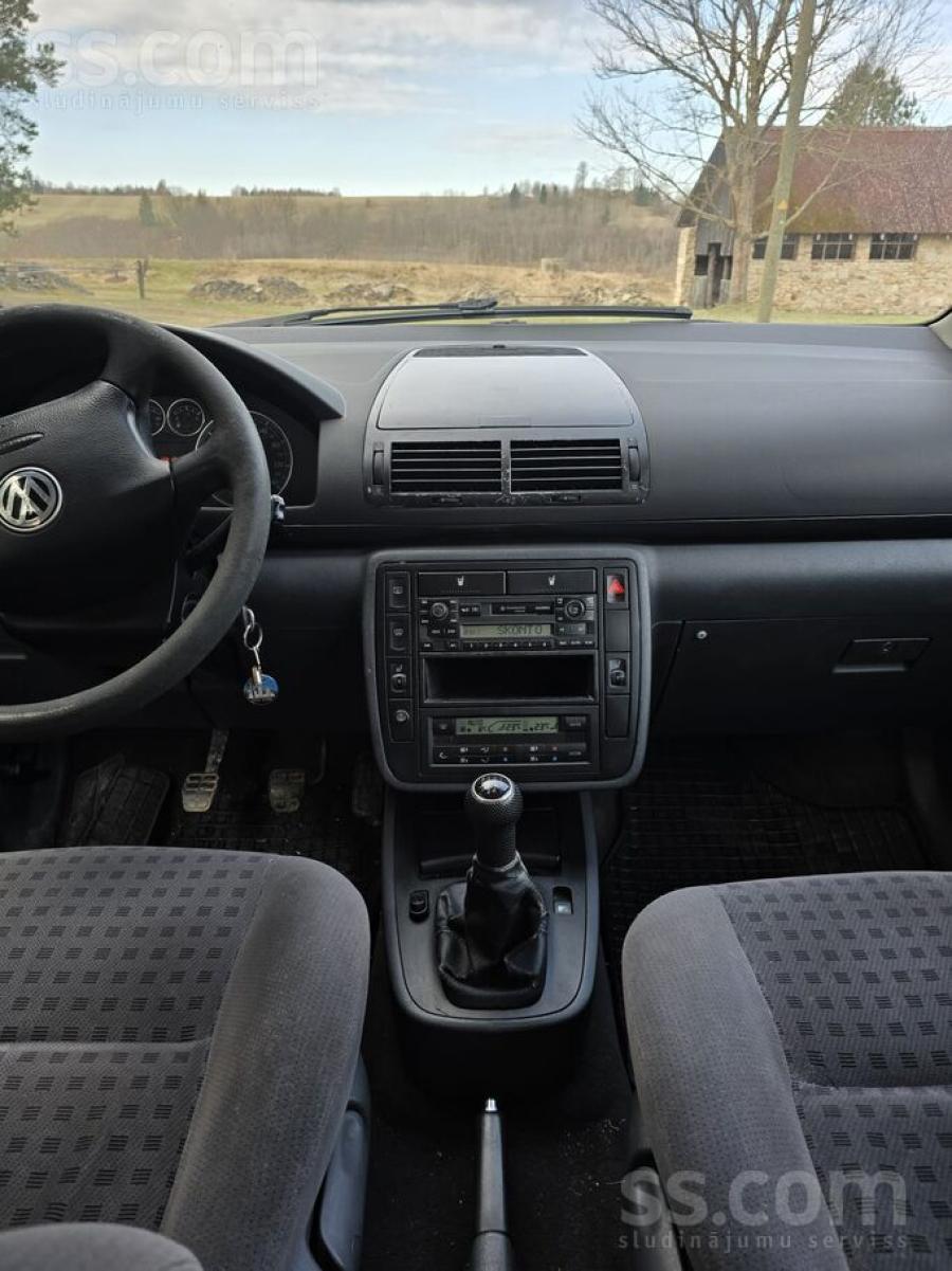 Pelēks Volkswagen Sharan 2001 Dobele, ar dzinēja tilpumu 1.90 L un nobraukumu 411 tūkst. km par 1965 €, foto 3 vietnē AUTOMOTO.COM.LV