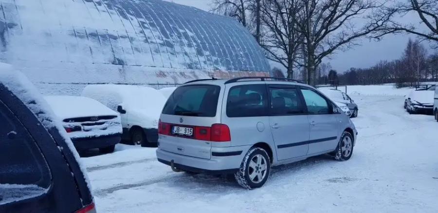 Pelēks Volkswagen Sharan 2002 Valmiera, ar dzinēja tilpumu 1.90 L un nobraukumu 349 tūkst. km par 1750 €, foto 4 vietnē AUTOMOTO.COM.LV
