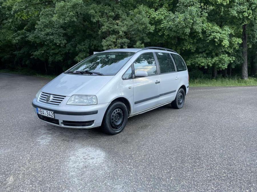 Grey Volkswagen Sharan 2002 in Ukmerge, with an engine capacity of 1.90 L and mileage of 379 thousand km for 1350 €, photo 1 on AUTOMOTO.COM.LV