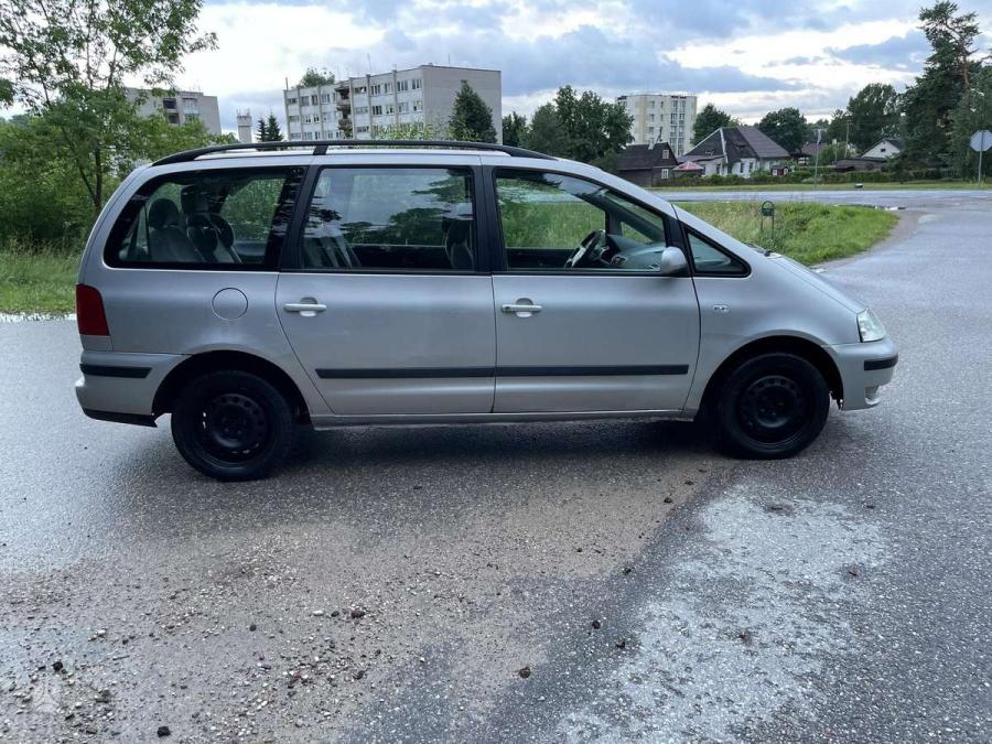 Grey Volkswagen Sharan 2002 in Ukmerge, with an engine capacity of 1.90 L and mileage of 379 thousand km for 1350 €, photo 7 on AUTOMOTO.COM.LV