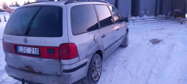 Pelēks Volkswagen Sharan 2003 Viļņa, ar dzinēja tilpumu 2.00 L un nobraukumu 491 tūkst. km par 500 €, foto 4 vietnē AUTOMOTO.COM.LV