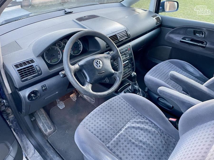 Pelēks Volkswagen Sharan 2003 Viļņa, ar dzinēja tilpumu 1.90 L un nobraukumu 370 tūkst. km par 1700 €, foto 13 vietnē AUTOMOTO.COM.LV